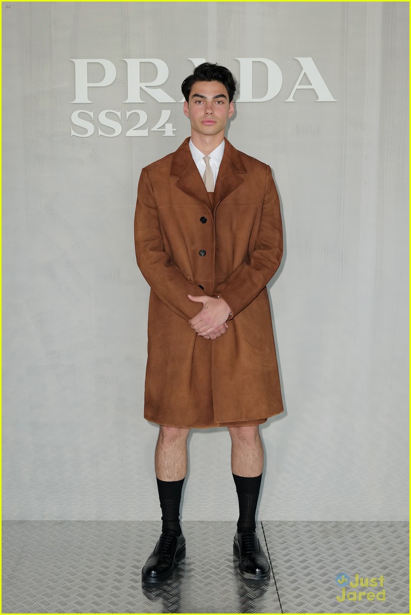 Taylor Zakhar Perez, Troye Sivan & Louis Partridge Sit Front Row at ...