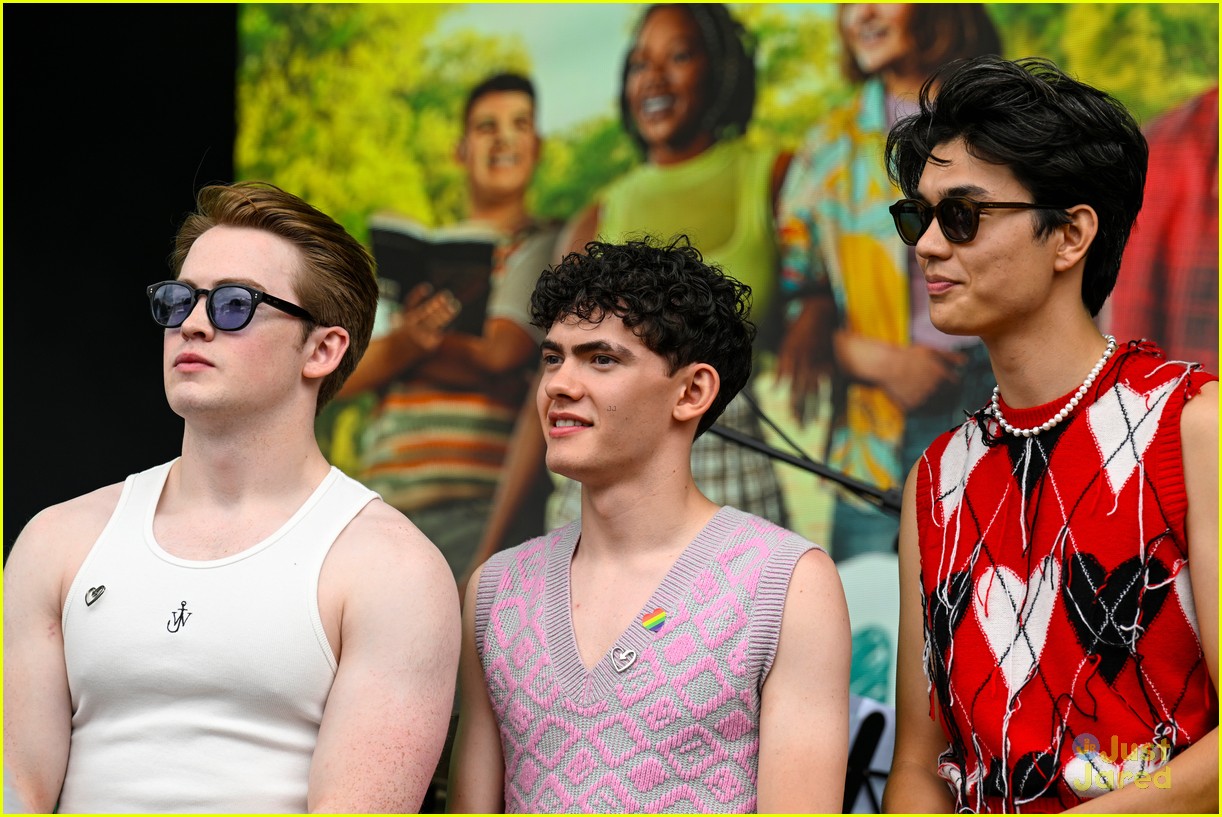 'Heartstopper' Cast Rides London Pride Parade Float, Debuts Season 2 ...