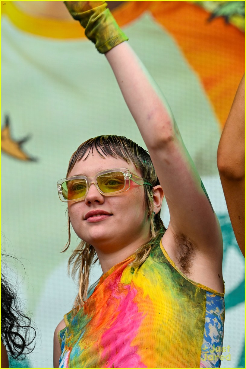 'Heartstopper' Cast Rides London Pride Parade Float, Debuts Season 2 ...