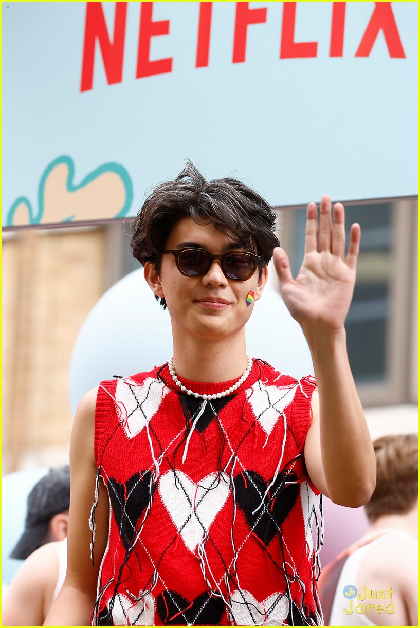 'Heartstopper' Cast Rides London Pride Parade Float, Debuts Season 2 ...