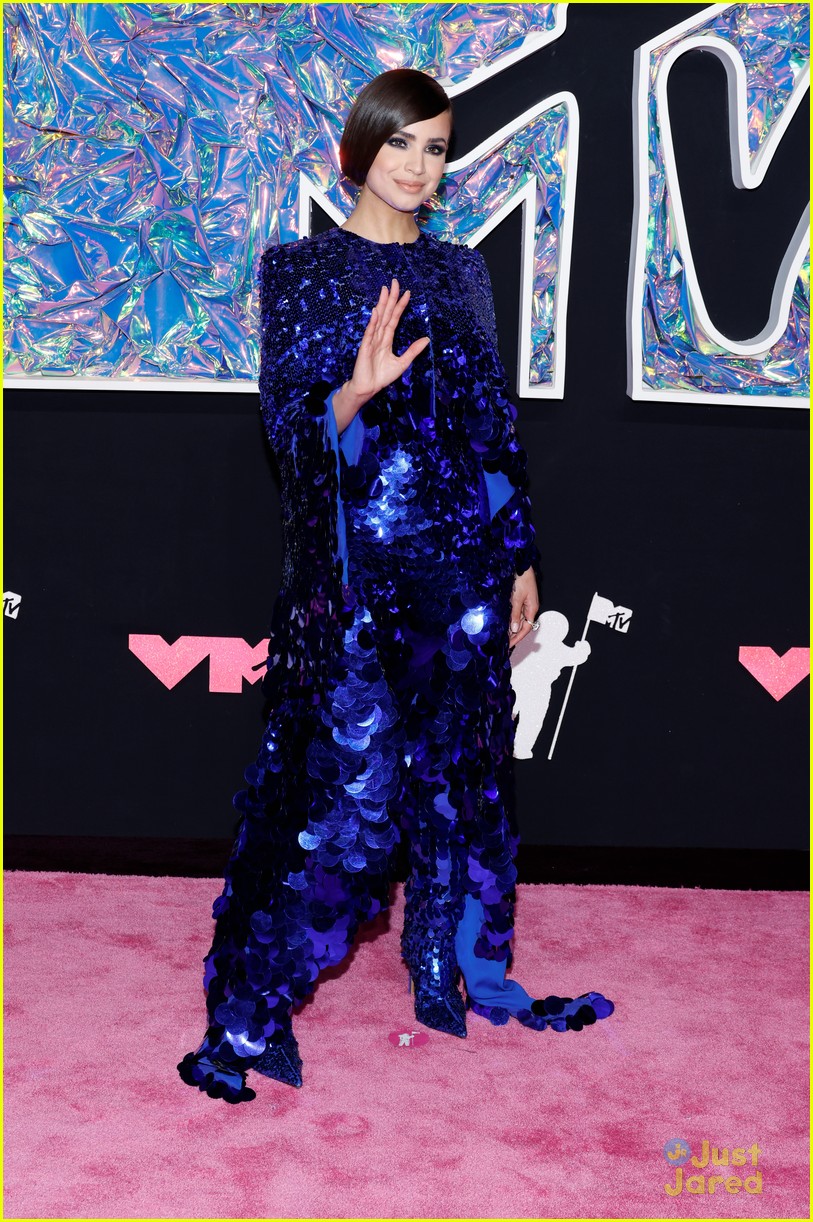 Dove Cameron & Sofia Carson Sparkle on MTV VMAs 2023 Pink Carpet ...