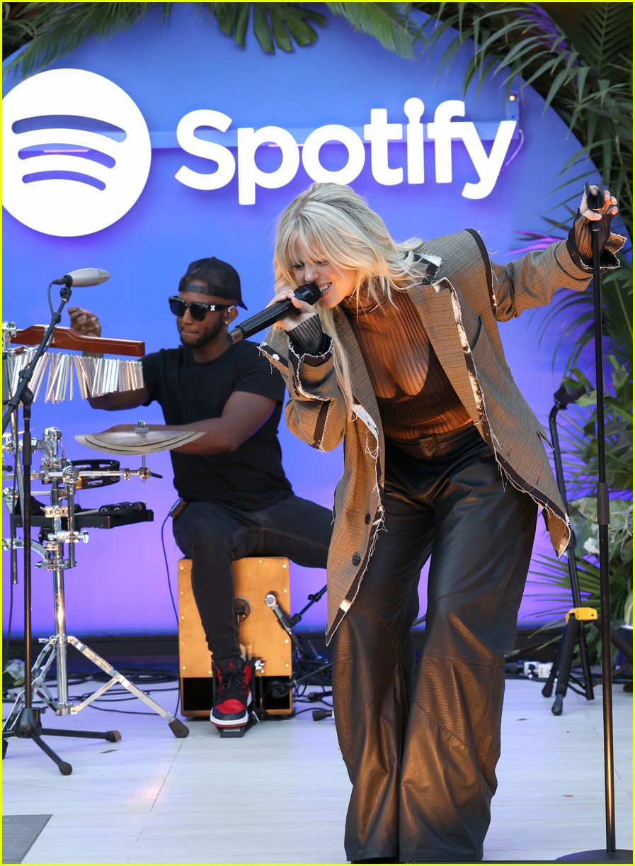 Renee Rapp Meets Up With 'Mean Girls' Co-Star Auli'i Cravalho at ...