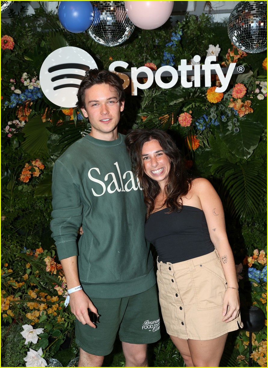 Renee Rapp Meets Up With 'Mean Girls' Co-Star Auli'i Cravalho at ...