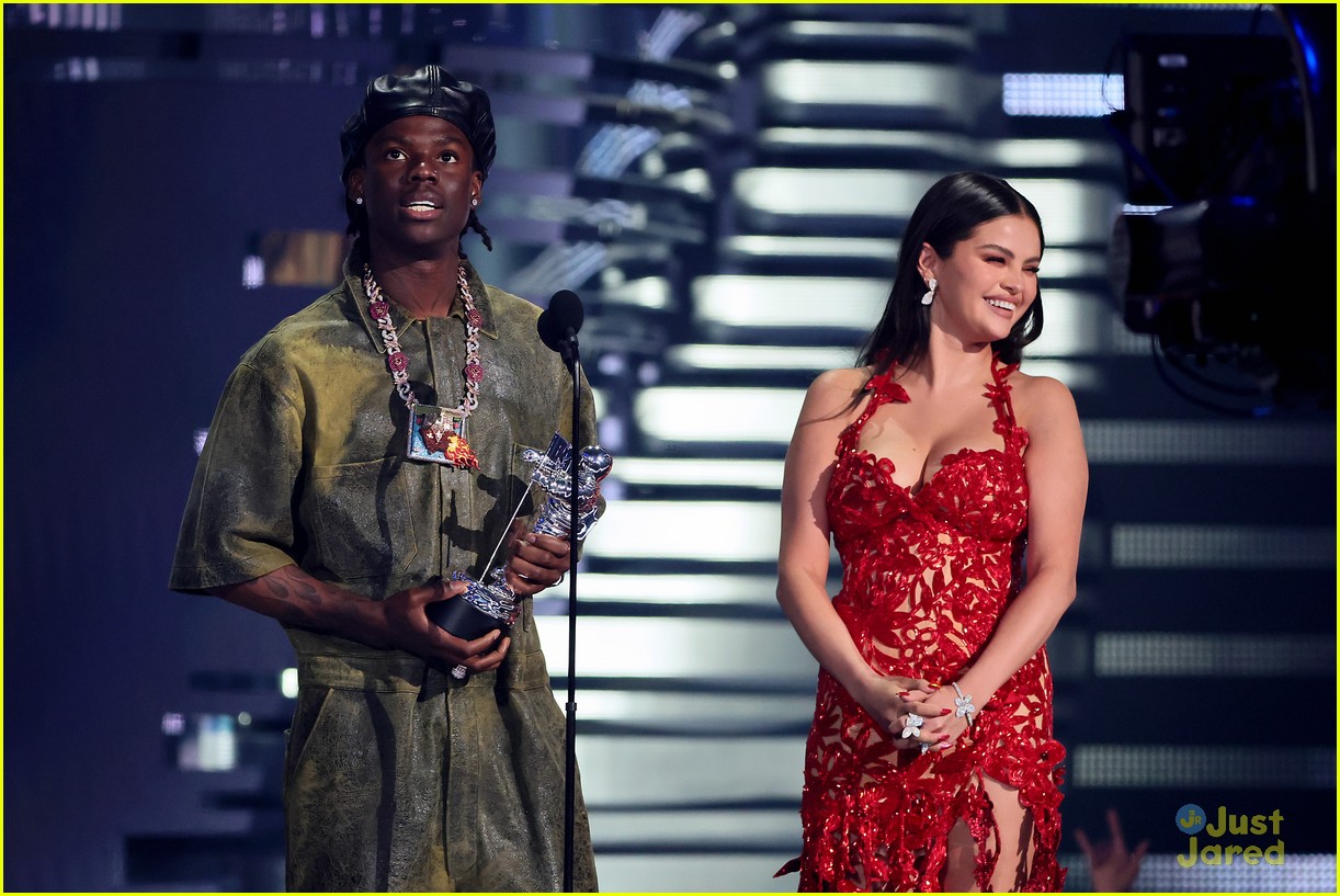 Selena Gomez Wins First VMA in 10 Years for 'Calm Down' With Rema ...