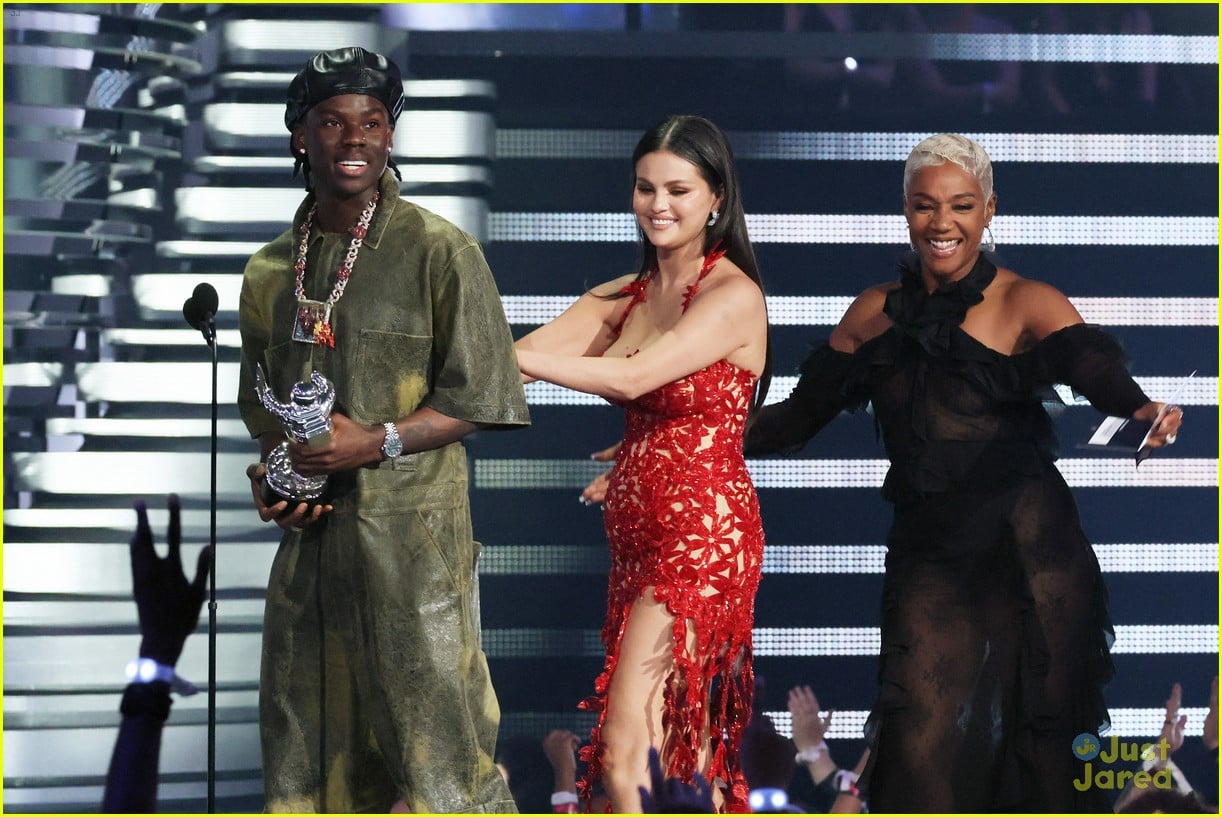 Selena Gomez Wins First VMA in 10 Years for 'Calm Down' With Rema ...