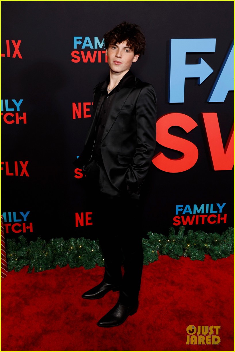 Brady Noon & Emma Myers Pose With Their 'Parents' Jennifer Garner & Ed ...