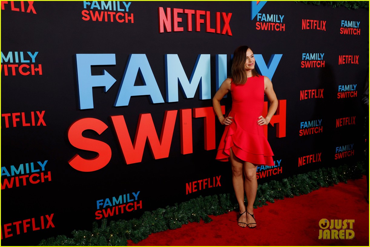 Brady Noon & Emma Myers Pose With Their 'Parents' Jennifer Garner & Ed Helms at 'Family Switch ...
