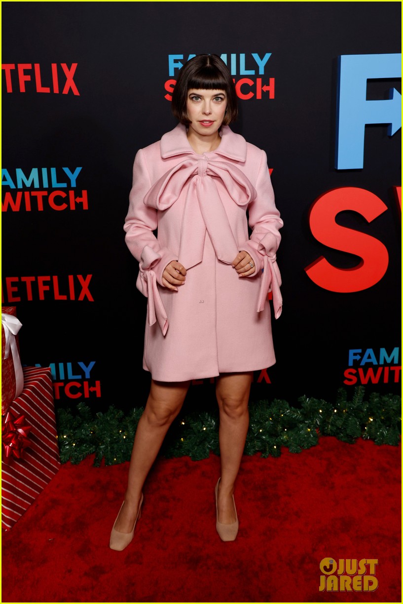 Brady Noon & Emma Myers Pose With Their 'Parents' Jennifer Garner & Ed ...