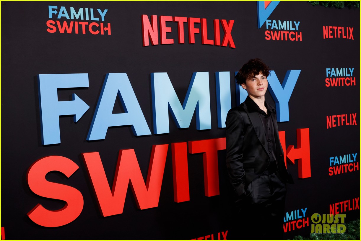 Brady Noon & Emma Myers Pose With Their 'Parents' Jennifer Garner & Ed ...