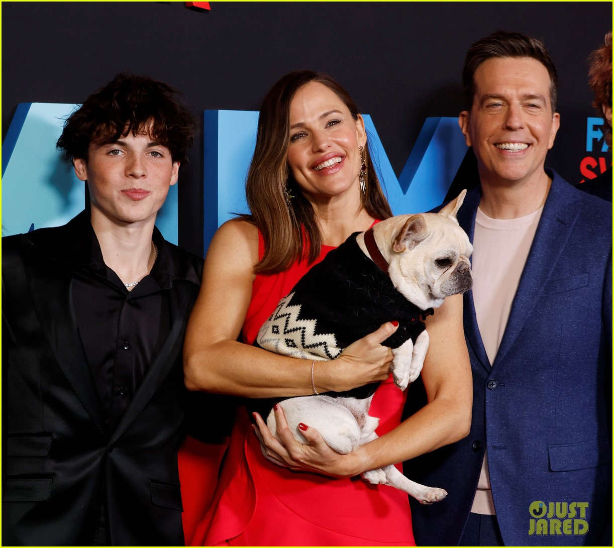 Brady Noon & Emma Myers Pose With Their 'Parents' Jennifer Garner & Ed ...