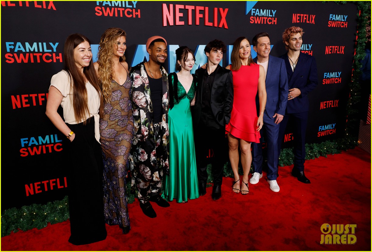 Brady Noon & Emma Myers Pose With Their 'Parents' Jennifer Garner & Ed Helms at 'Family Switch ...