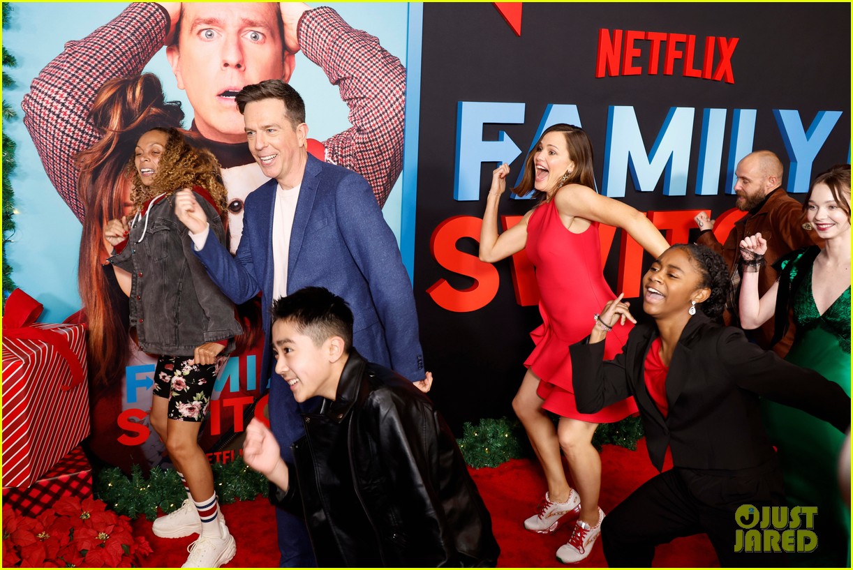 Brady Noon & Emma Myers Pose With Their 'Parents' Jennifer Garner & Ed ...