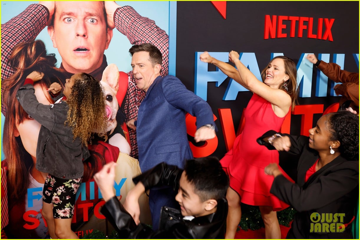 Brady Noon & Emma Myers Pose With Their 'Parents' Jennifer Garner & Ed Helms at 'Family Switch ...