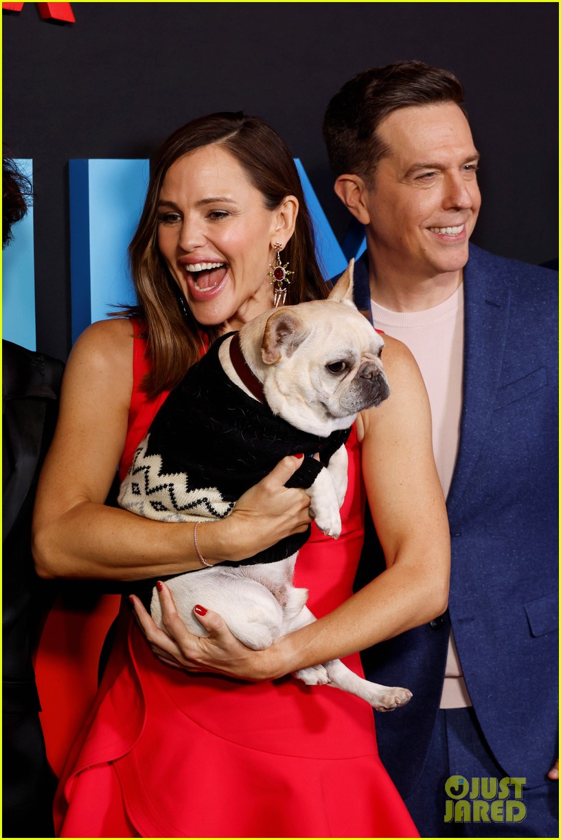 Brady Noon & Emma Myers Pose With Their 'Parents' Jennifer Garner & Ed ...