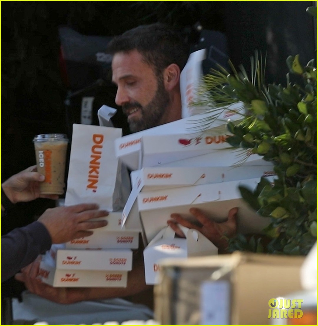Full Sized Photo of ben affleck charli damelio dunkin donuts 11 ... Full Sized Photo of ben affleck charli damelio dunkin donuts 11 ...
