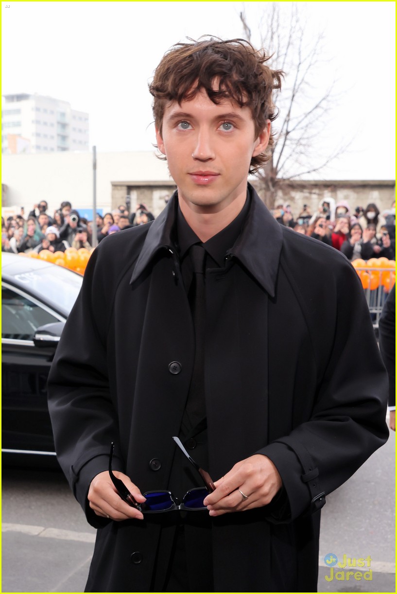 Mean Girls' Christopher Briney, Louis Partridge, Vinnie Hacker & More ...