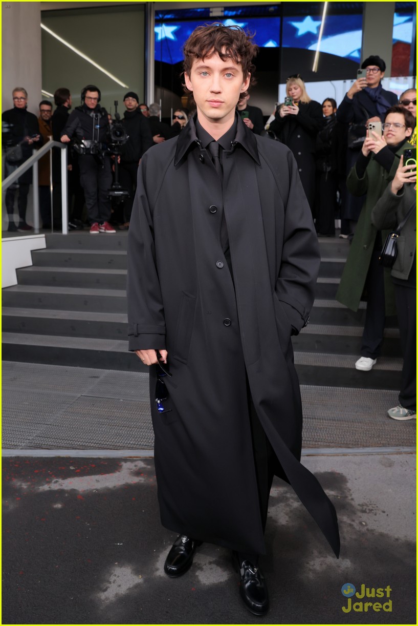 Mean Girls' Christopher Briney, Louis Partridge, Vinnie Hacker & More ...