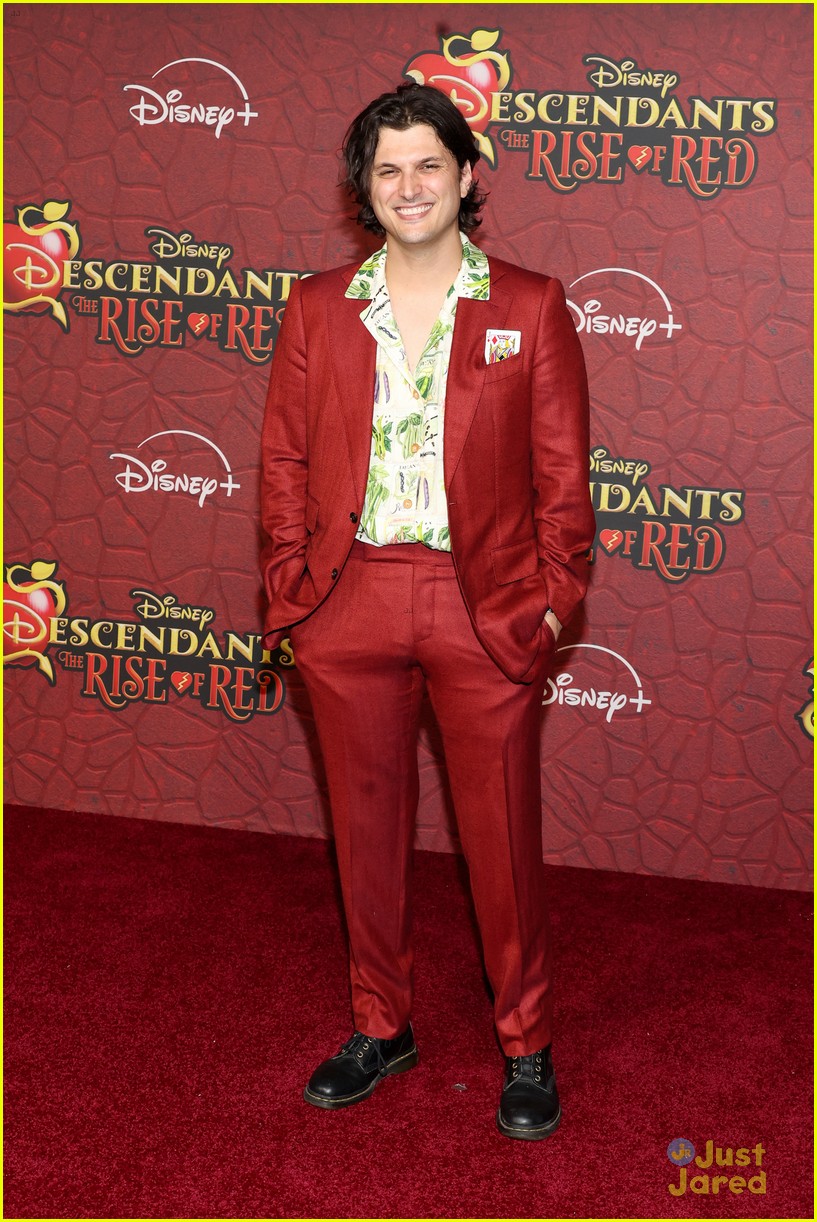 Full Sized Photo of descendants the rise of red cast attends premiere ...