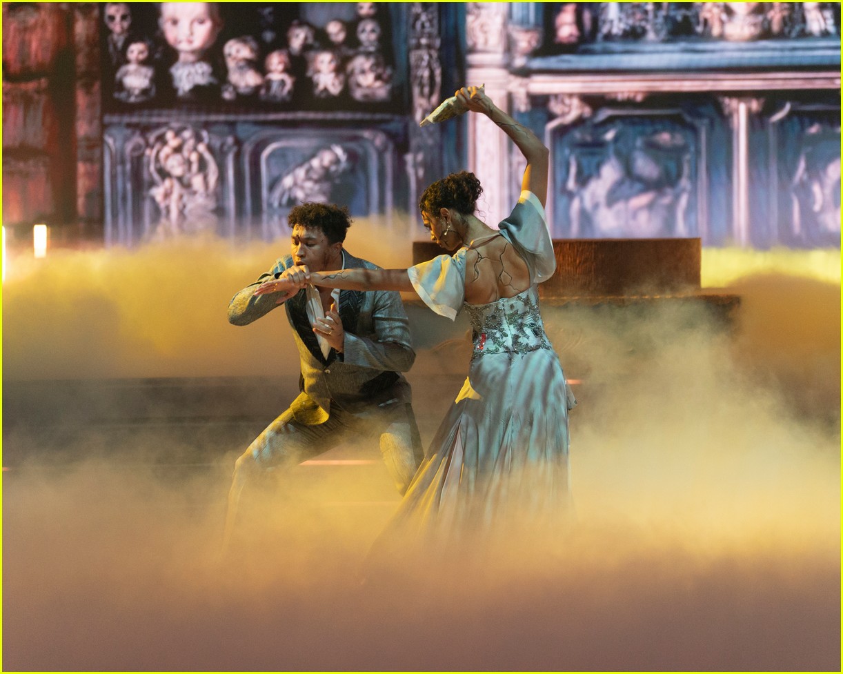 Chandler Kinney Dances to 'Pretty Little Liars' Theme Song On 'DWTS ...