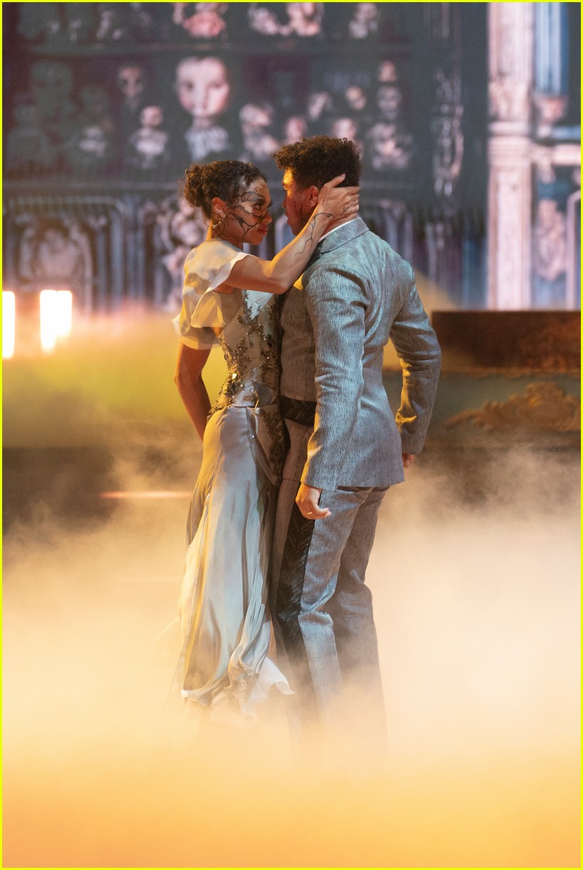 Chandler Kinney Dances to 'Pretty Little Liars' Theme Song On 'DWTS ...