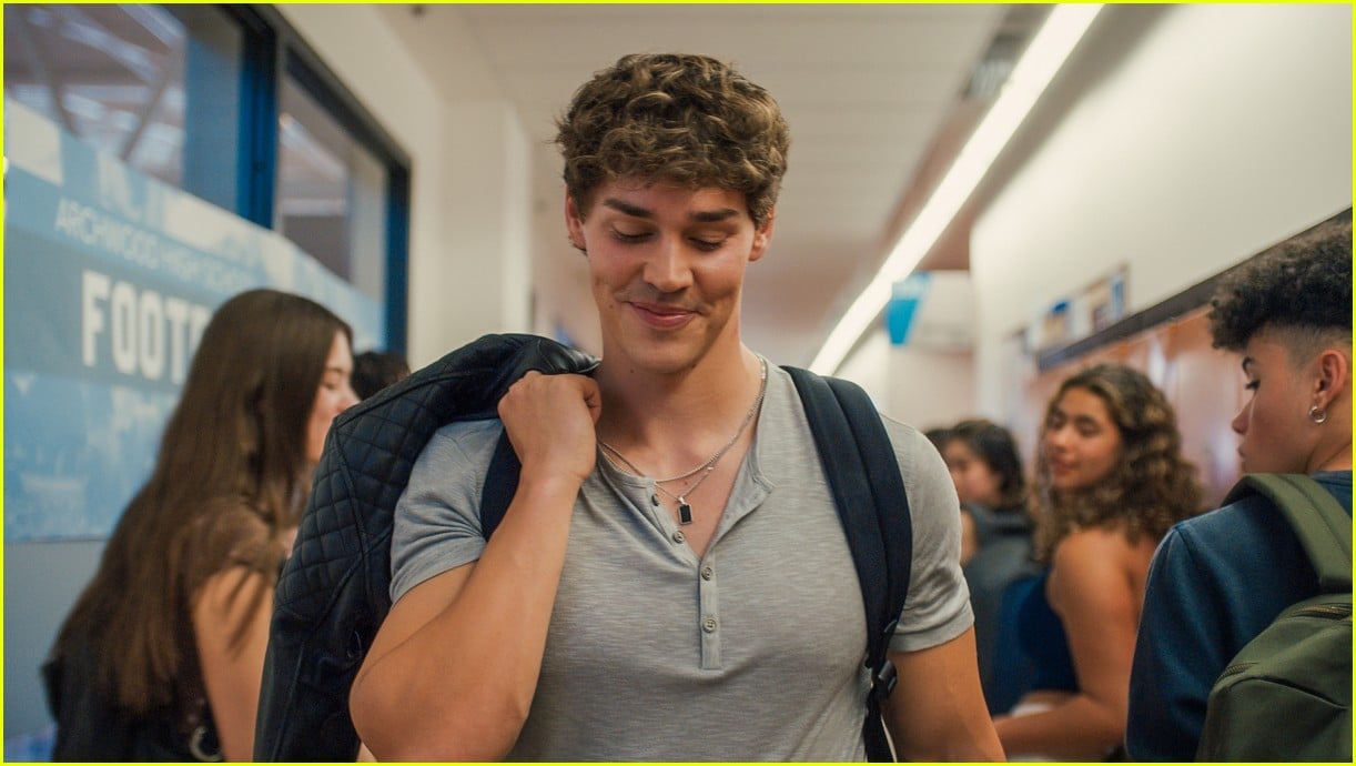 Noah Beck & Siena Agudong Fall For Each Other In 'Sidelined: The QB & Me' Trailer - Watch Now ...