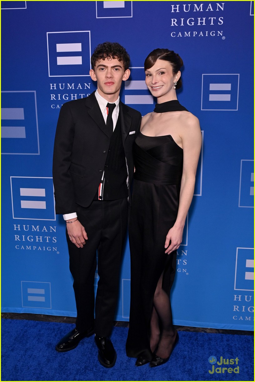 Joe Locke Reunites With 'Heartstopper' Co-Stars After Receiving HRC ...