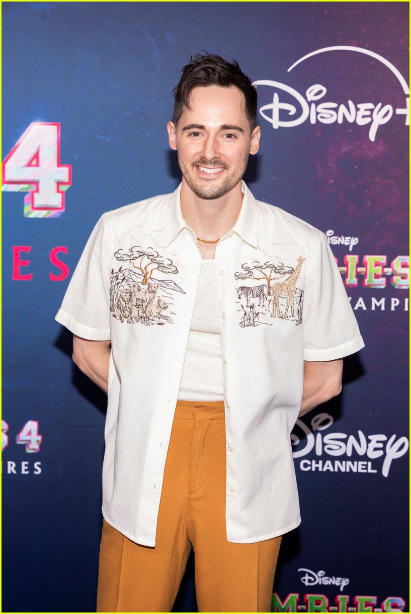 'Descendants' Stars Celebrate 'Worlds Collide' Tour Mates at 'Zombies 4 ...