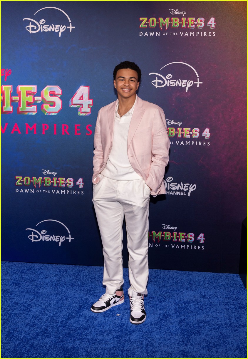 'Descendants' Stars Celebrate 'Worlds Collide' Tour Mates at 'Zombies 4 ...