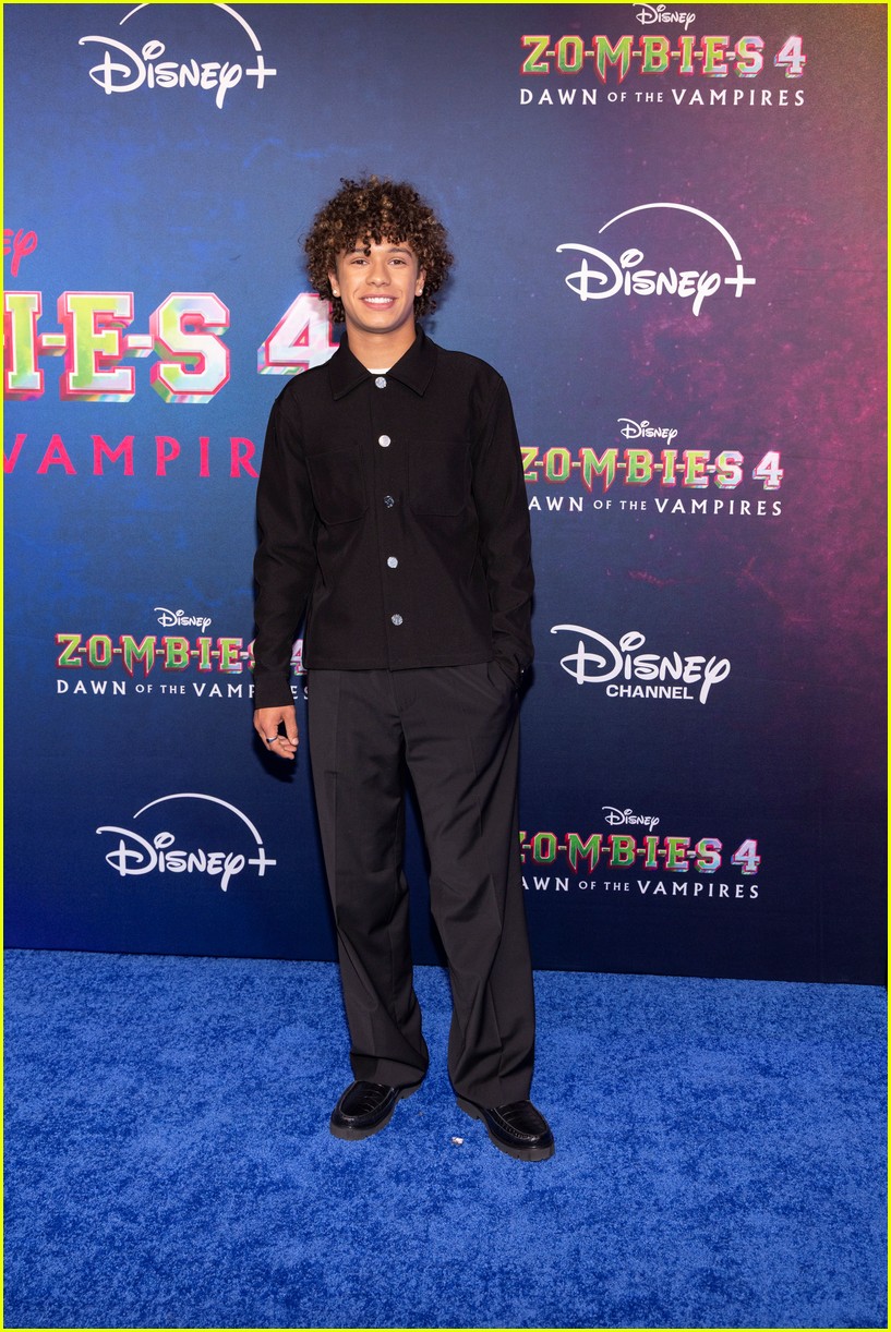 'Descendants' Stars Celebrate 'Worlds Collide' Tour Mates at 'Zombies 4 ...