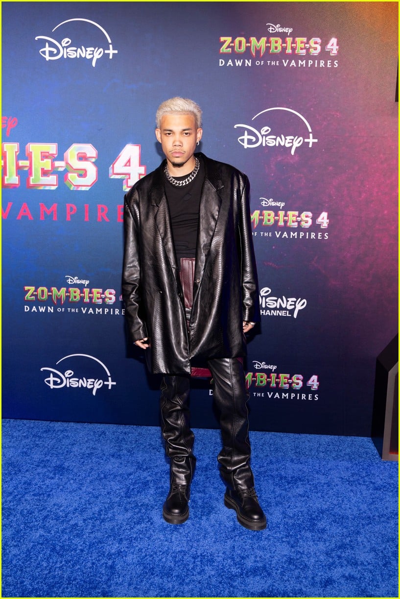 'Descendants' Stars Celebrate 'Worlds Collide' Tour Mates at 'Zombies 4 ...