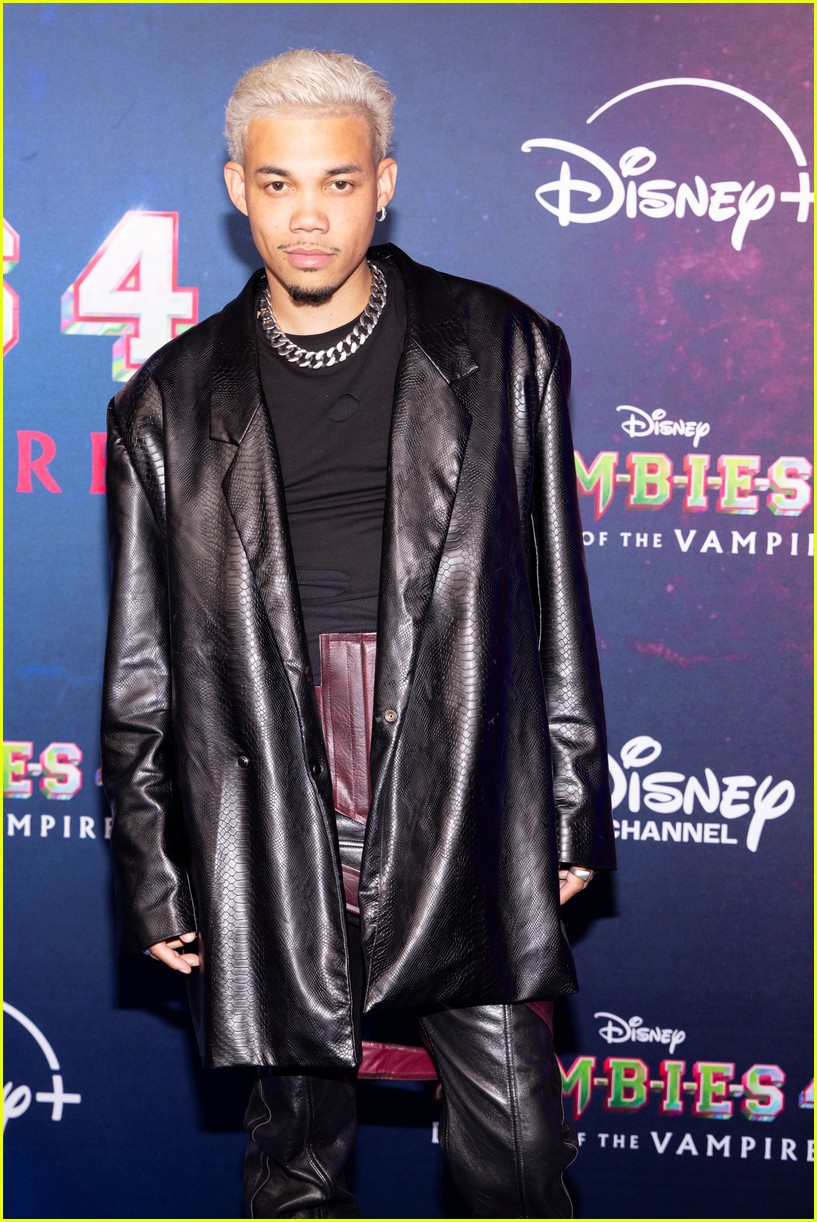 'Descendants' Stars Celebrate 'Worlds Collide' Tour Mates at 'Zombies 4 ...