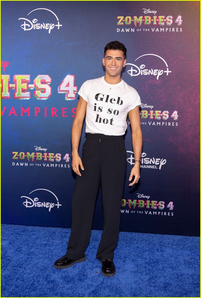 'Descendants' Stars Celebrate 'Worlds Collide' Tour Mates at 'Zombies 4 ...