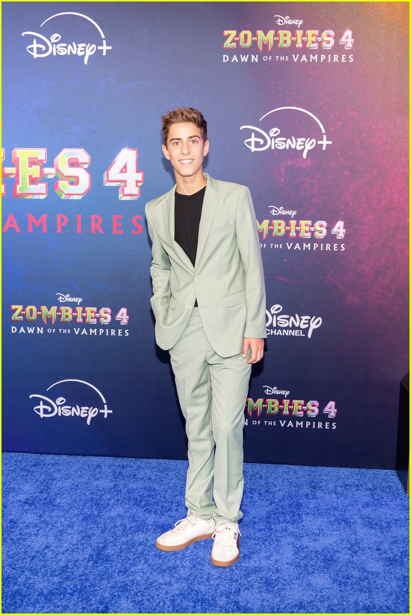 'Descendants' Stars Celebrate 'Worlds Collide' Tour Mates at 'Zombies 4 ...