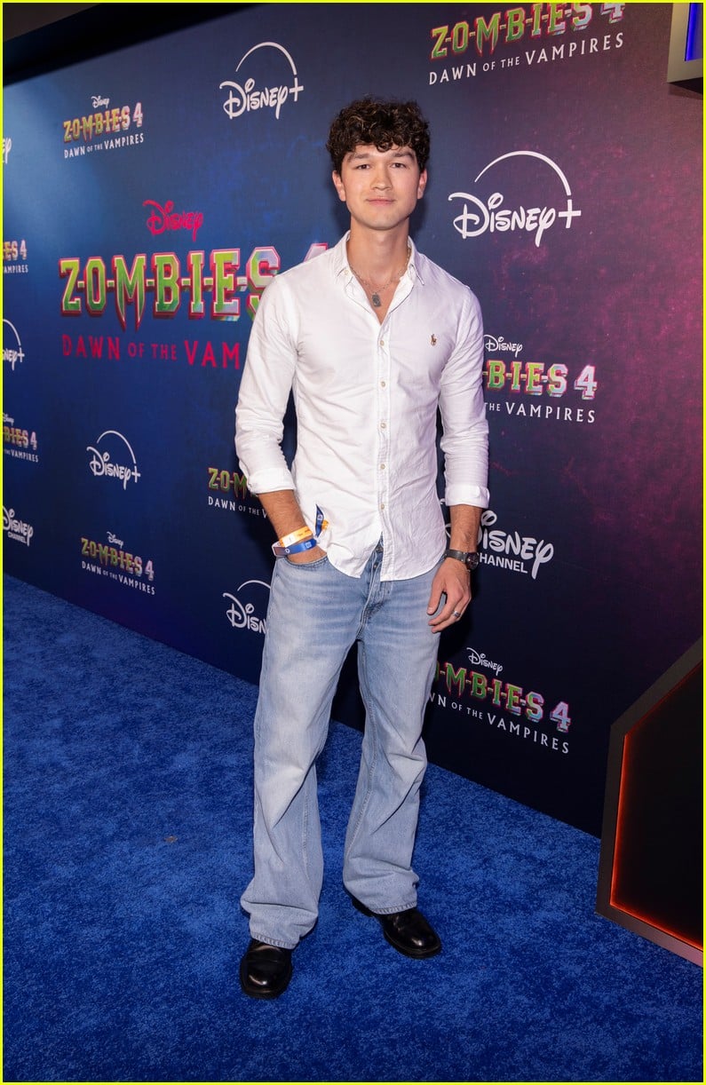 'Descendants' Stars Celebrate 'Worlds Collide' Tour Mates at 'Zombies 4 ...