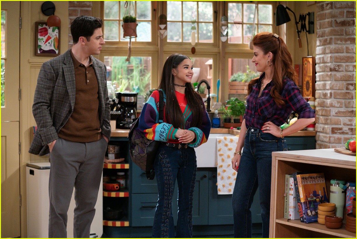 Disney Debuts 'Wizards Beyond Waverly Place' Season 2 Trailer - Watch ...