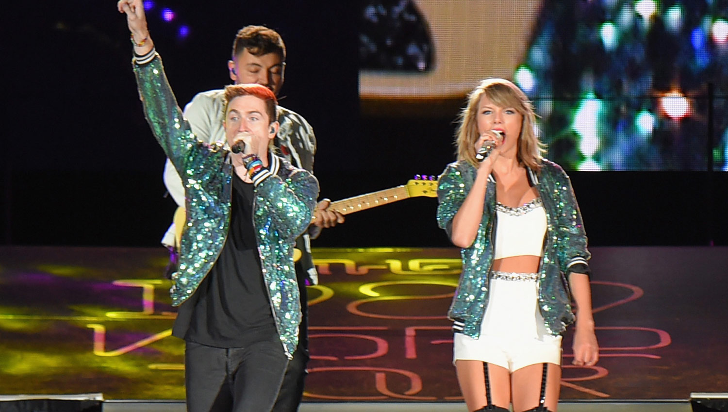 Taylor Swift Sings ‘Shut Up and Dance’ With Walk the Moon (Video ...