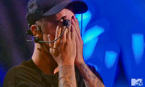 Justin Bieber Breaks Down into Tears at MTV VMAs 2015 After Awesome ...