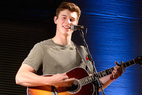 Shawn Mendes Plays Pop Up Show On Top of Radio City’s Marquee For ...