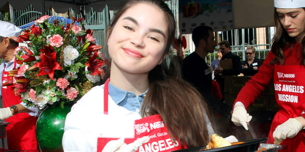 Landry Bender Hands Out Christmas Eve Dinner With LA Mission | Emmy ...