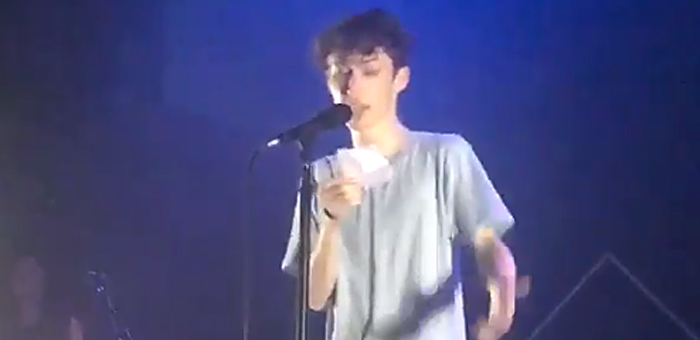 Troye Sivan Reads Fan’s Coming Out Note at Concert – Watch Now! | Troye ...