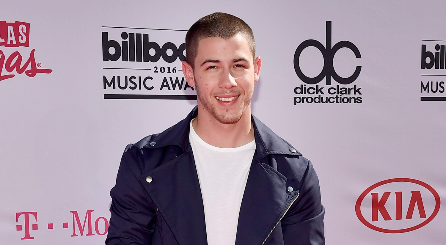 Nick Jonas Is All Smiles on Billboard Music Awards 2016 Red Carpet ...
