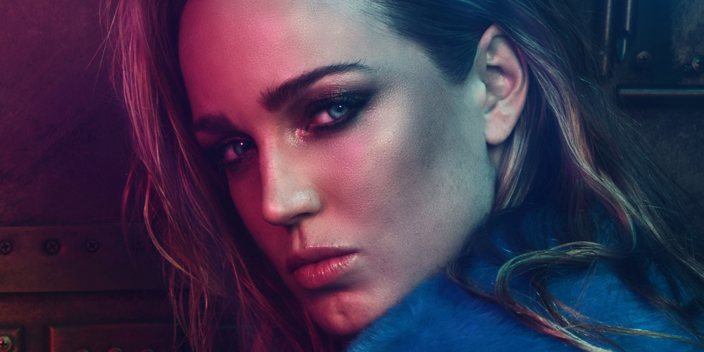 Caity Lotz Opens Up About Being Embraced By Comic Book Community ...