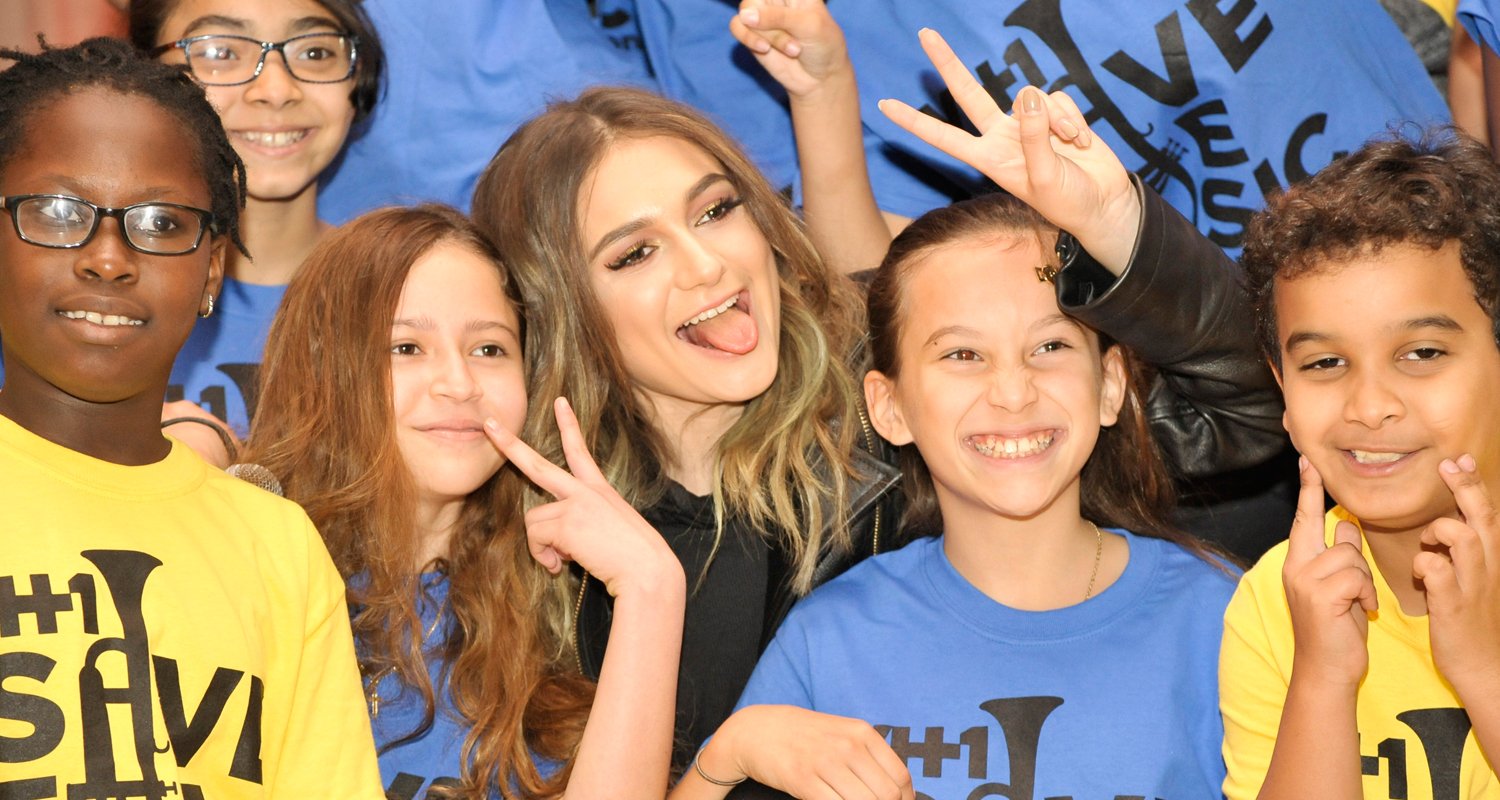 Daya Surprises a NYC School With a New Piano! | Daya | Just Jared Jr.