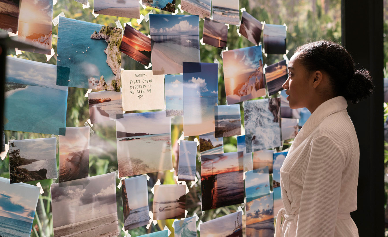 Nick Robinson & Amandla Stenberg Kiss in First ‘Everything Everything ...