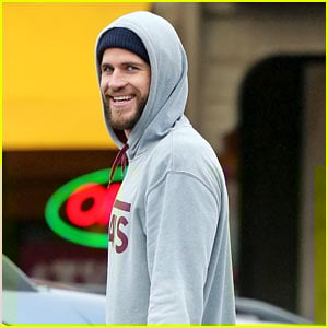 Liam Hemsworth Flashes a Smile During His Smoothie Run | Liam Hemsworth ...