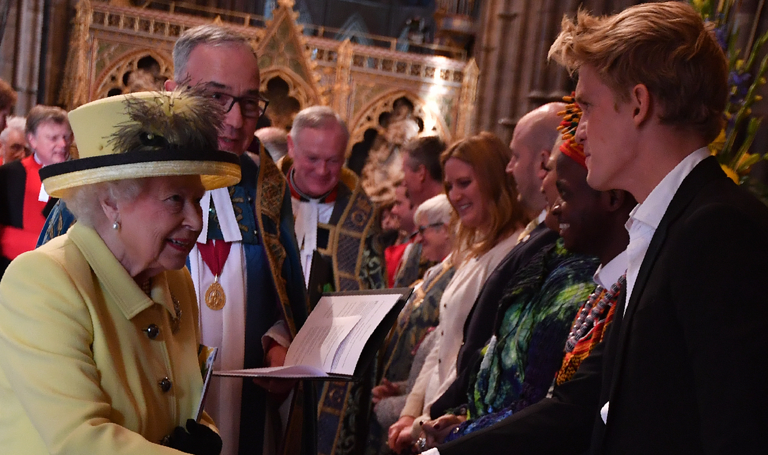 Cody Simpson Meets Queen Elizabeth II at XXI Commonwealth Games (Video ...