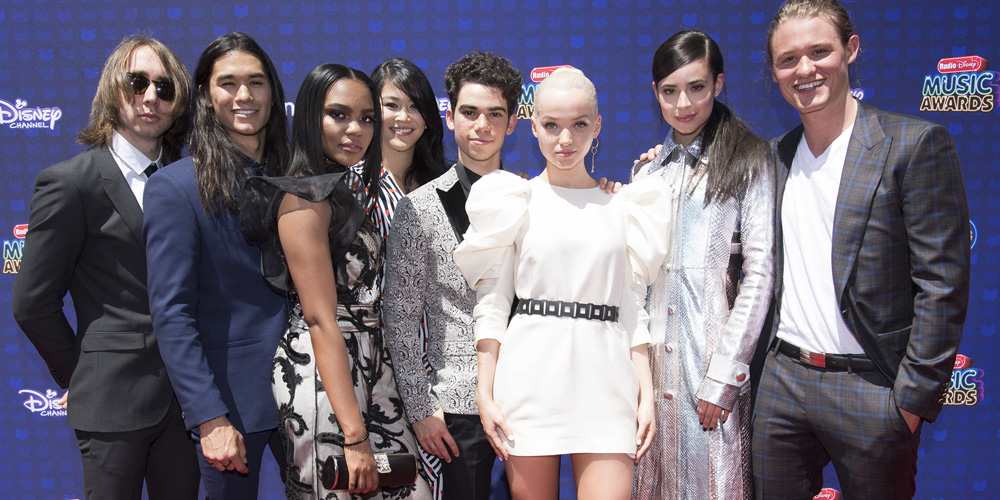 Dove Cameron Rolls Deep With Her ‘Descendants 2′ Squad at RDMAs 2017 ...