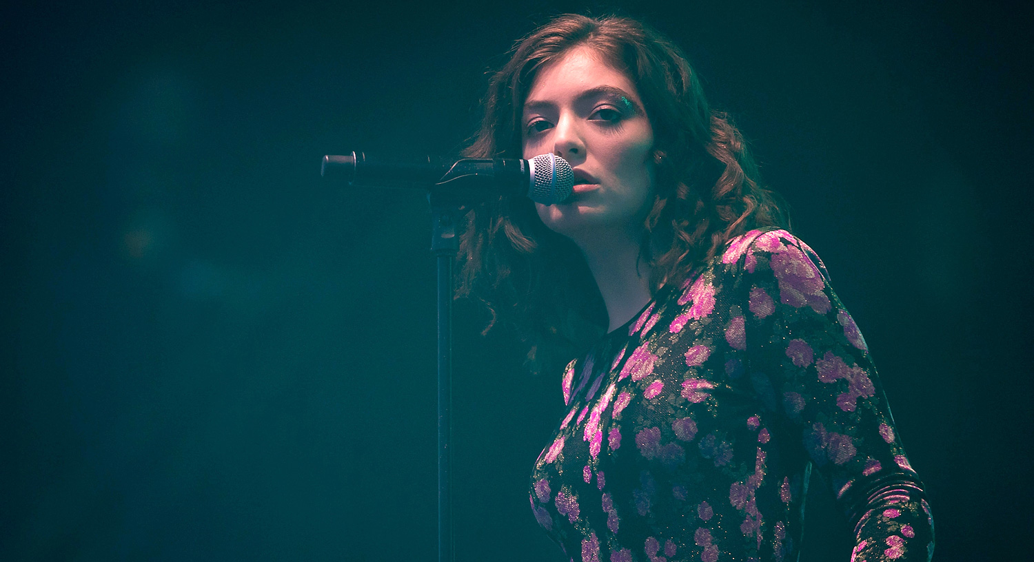 Lorde Wears Floral Jumpsuit for Glastonbury Festival! | Lorde, Music ...