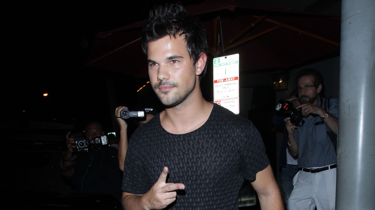 Taylor Lautner Flashes his Arm Muscles While Leaving Dinner | Taylor ...
