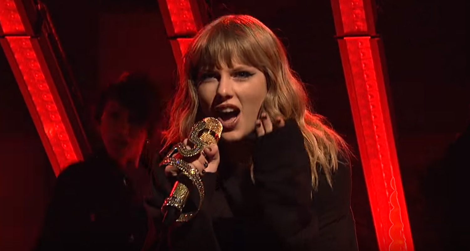 Taylor Swift Has a Cool New Accessory – a Snake Microphone! | Taylor ...